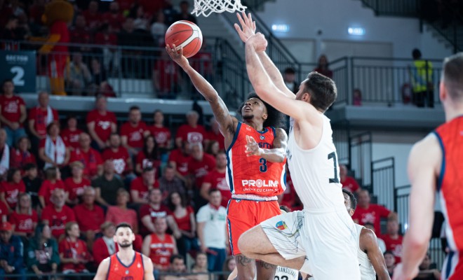 Kris Richard și Erick Neal fără coș din acțiune în meciul 5 al finalei ...